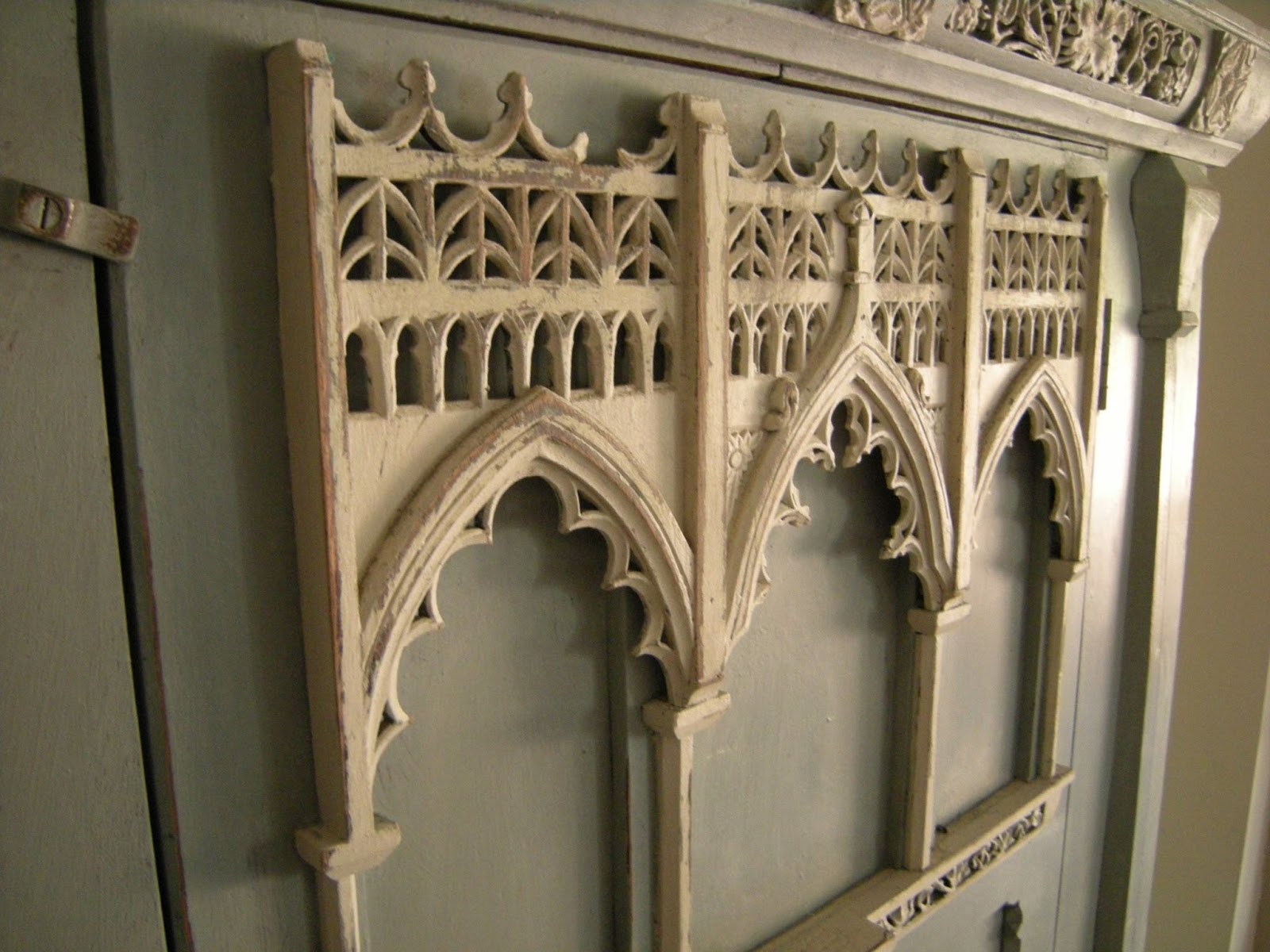 Mrs Black's This n That: The Gothic Wardrobe