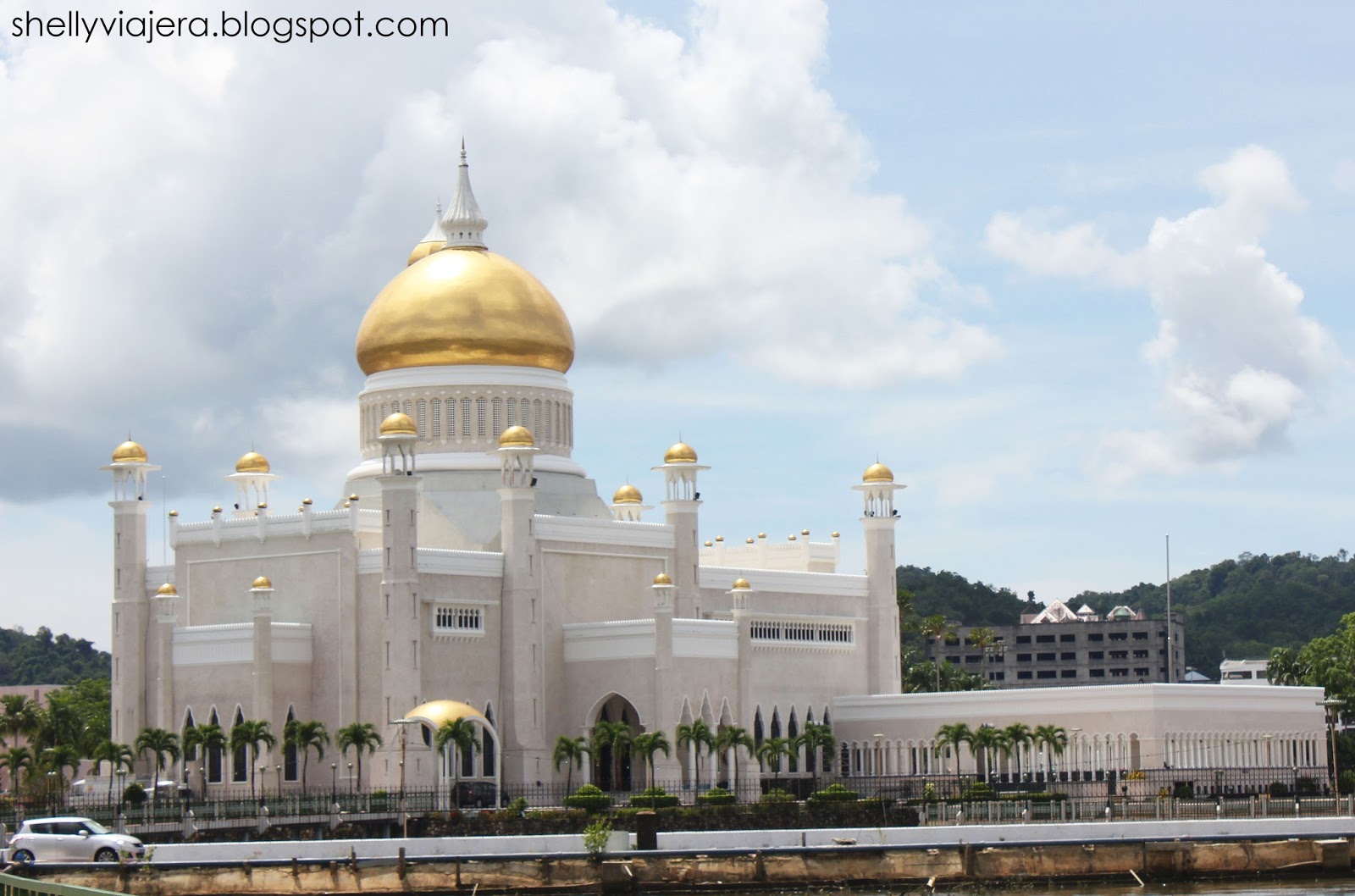 When in Brunei: Sultan Omar Ali Saifuddien Mosque - Shelly Viajera Travel