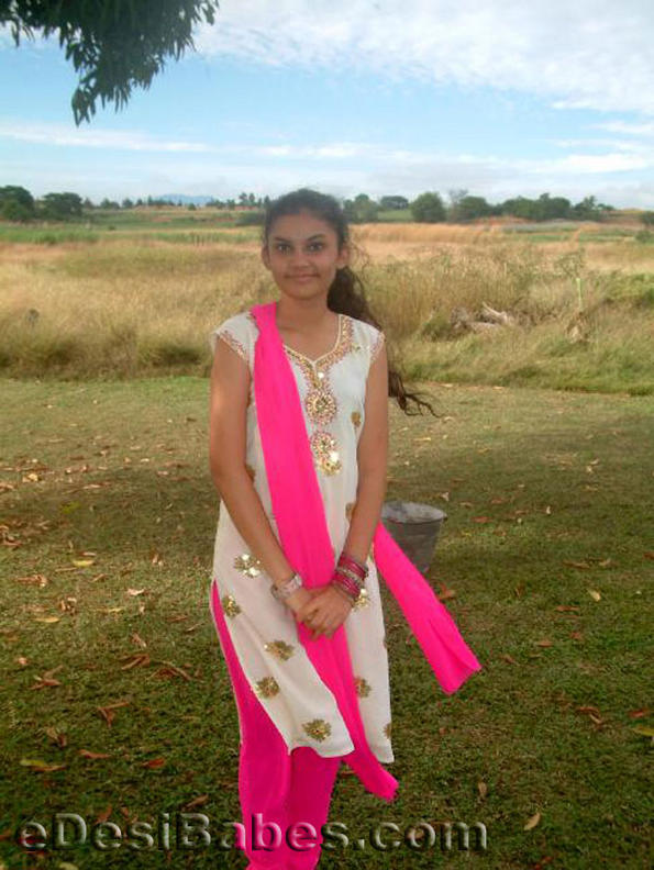 hd simple wallpapers: hot pakistani simple girls