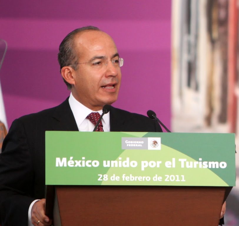 Teotihuacan en línea: Felipe Calderón firma acuerdo nacional de Turismo