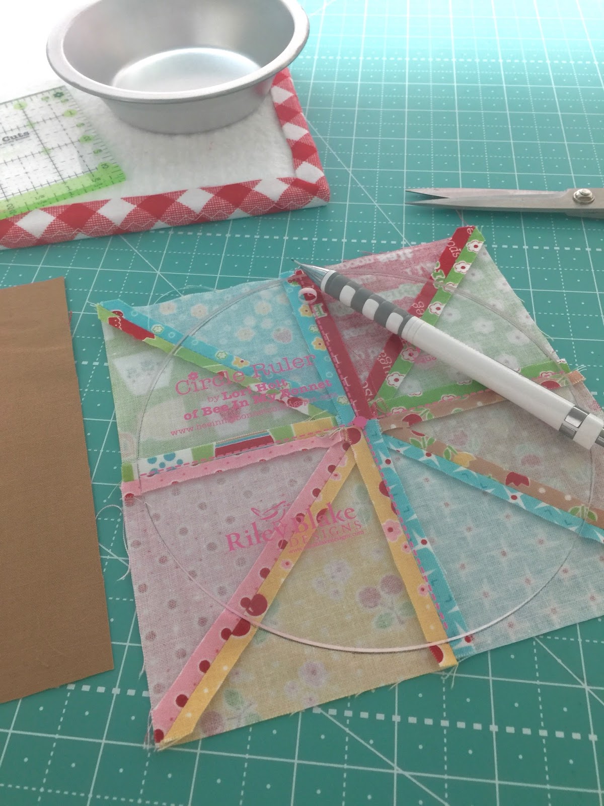 Bee In My Bonnet: Cutie Pie Pincushion Tutorial!!