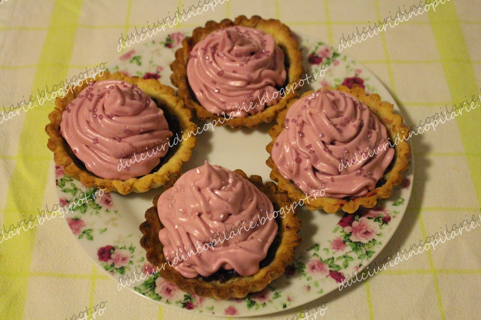 Dulciuri din copilarie: Mini tarte cu bezea de mure