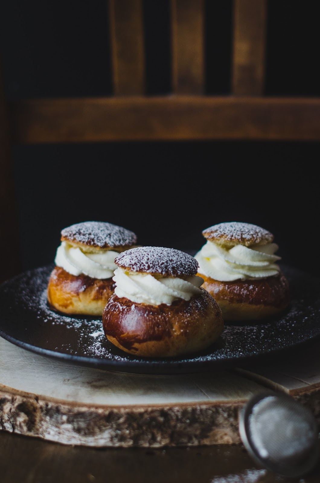 Semlor : les brioches suédoises garnies de pâte d'amande et de crème ...