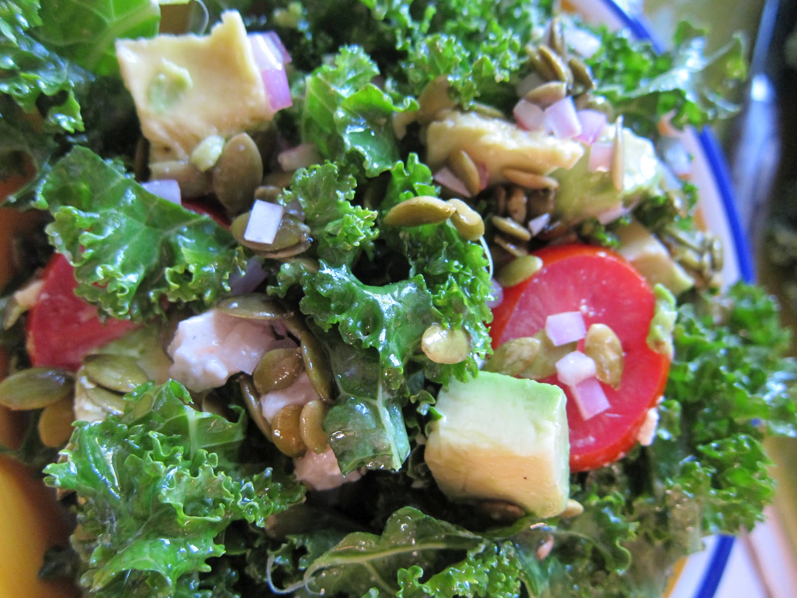 WholeFoodVegan: Green Kale Salad with Roma Tomatoes and Pepitas