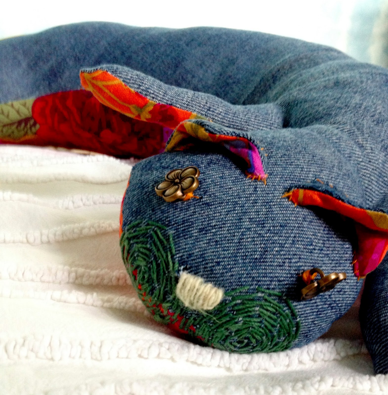 The Friendly Nettle: Cat neck pillow DIY