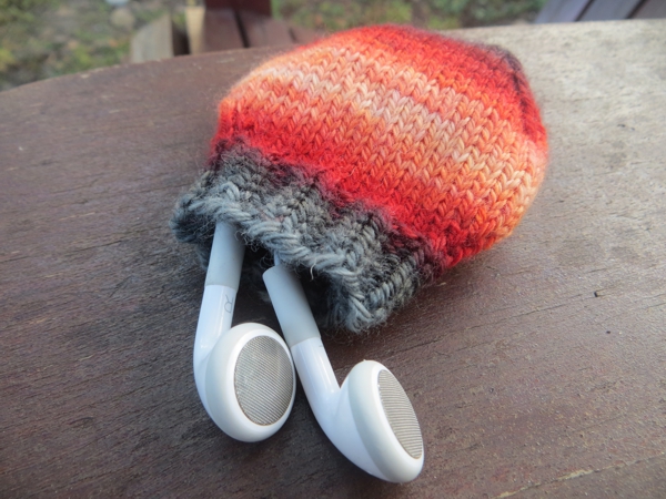 Earbud pouch: a free knitting pattern