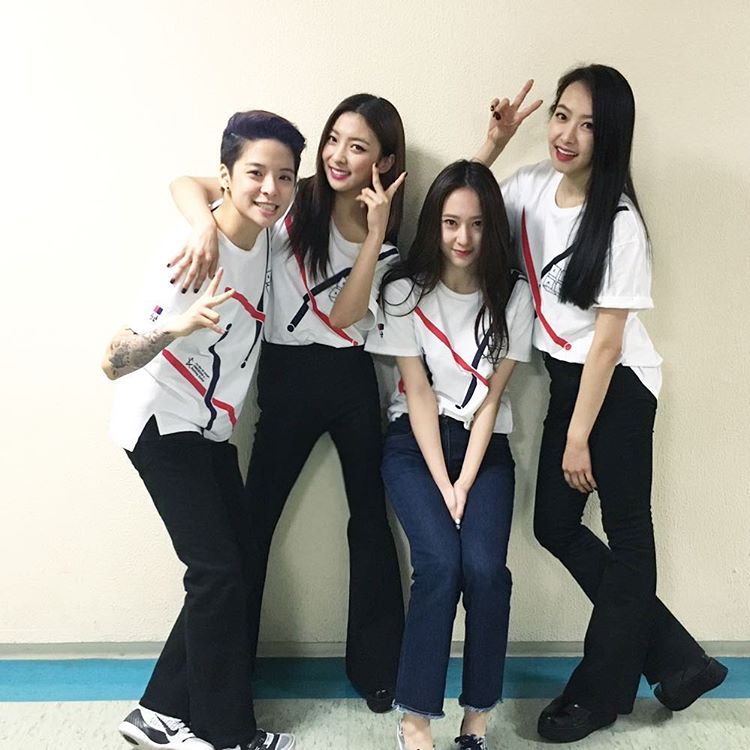 f(x) greets fans with their group pictures from Japan - Wonderful ...