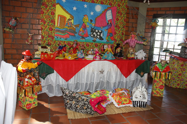 Educação Solidária: Idéias de Decoração e Exposição - Folclore