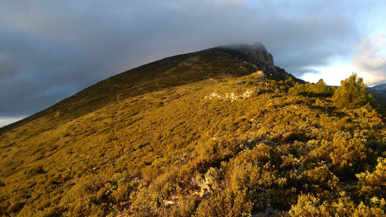PENYO ROC Y COVA POLIDA DESDE LA FONT DEL PI - Las Rutas de Moskys