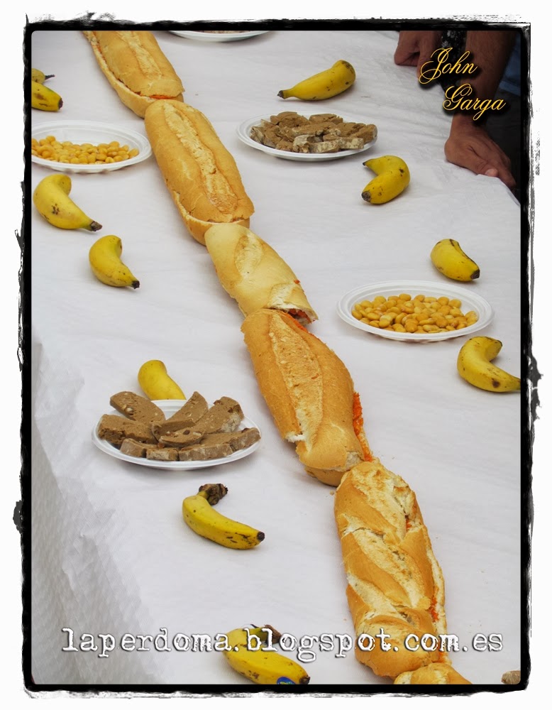 Nuestro Barrio de La Perdoma: Degustación del tradicional Pan con Chorizo.