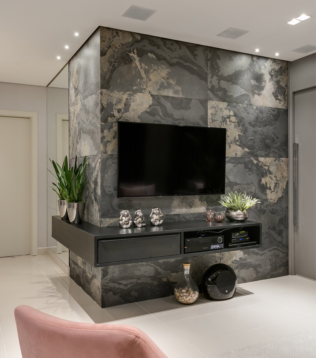 Sala com parede da tv revestida de lâmina de pedra! - Decor Salteado
