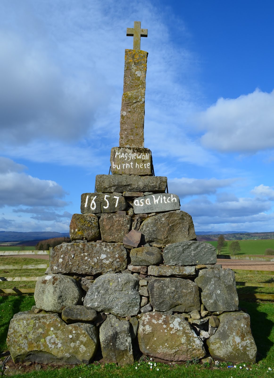 Tour Scotland: Tour Scotland Photographs Video Witch Monument Dunning ...