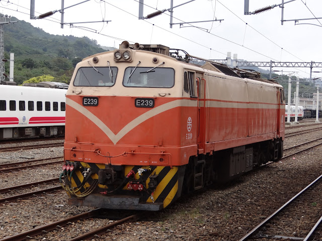 Blair's 鐵道攝影: E239電力機車 / TRA E239 Electric locomotive