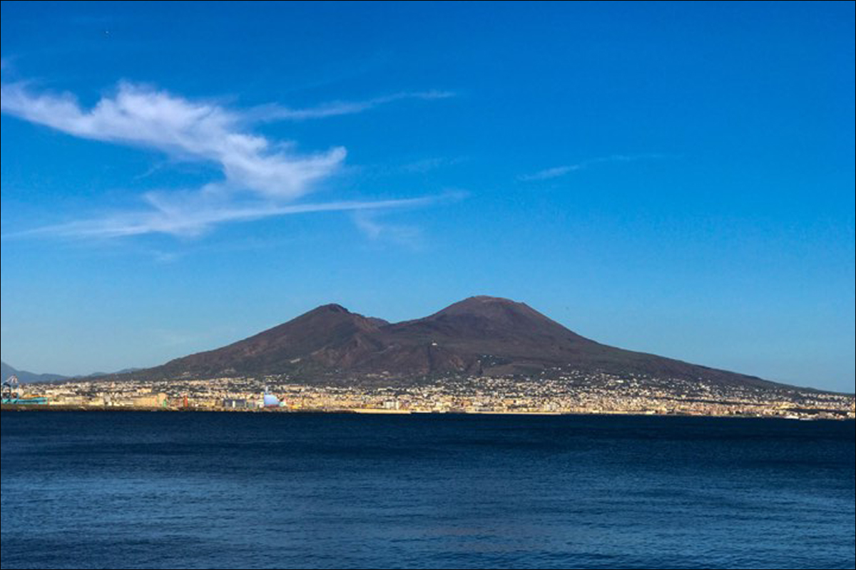 Il Regno: Photo of the Week: A View of Monte Vesuvio