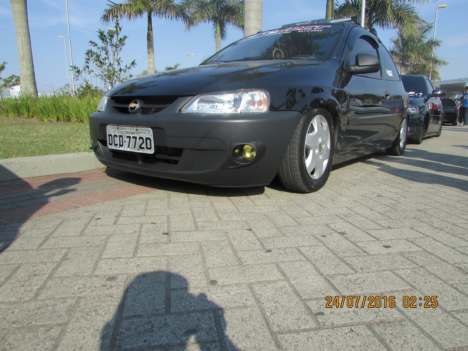 Celta preto rebaixado com rodas originais