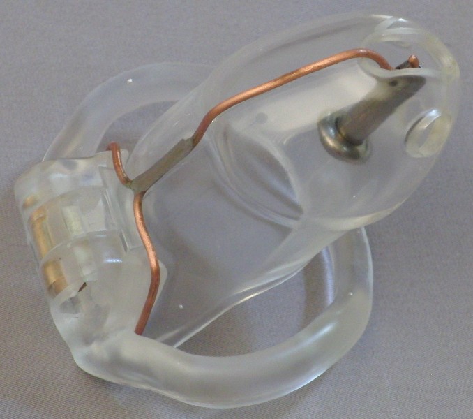 Chasteté masculine ancrée: Accroché