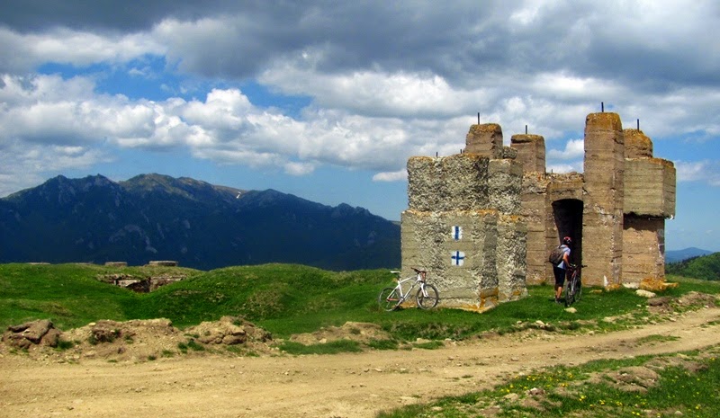Pe drumul cel bun: Tabla Butii si Cimitirul Eroilor