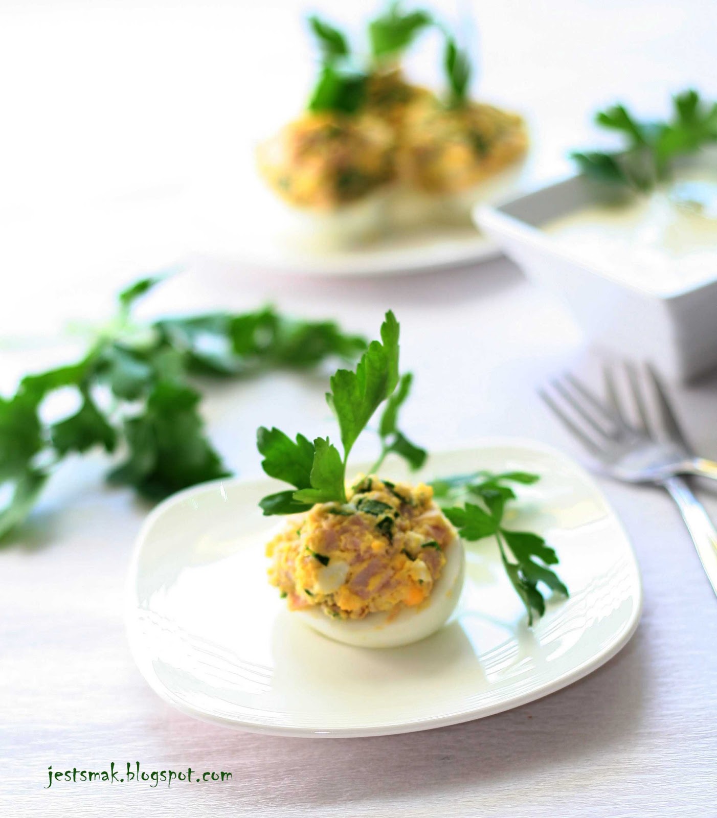 Jest Smak: Najlepsze jajka faszerowane z szynką i pietruszką + sos ...