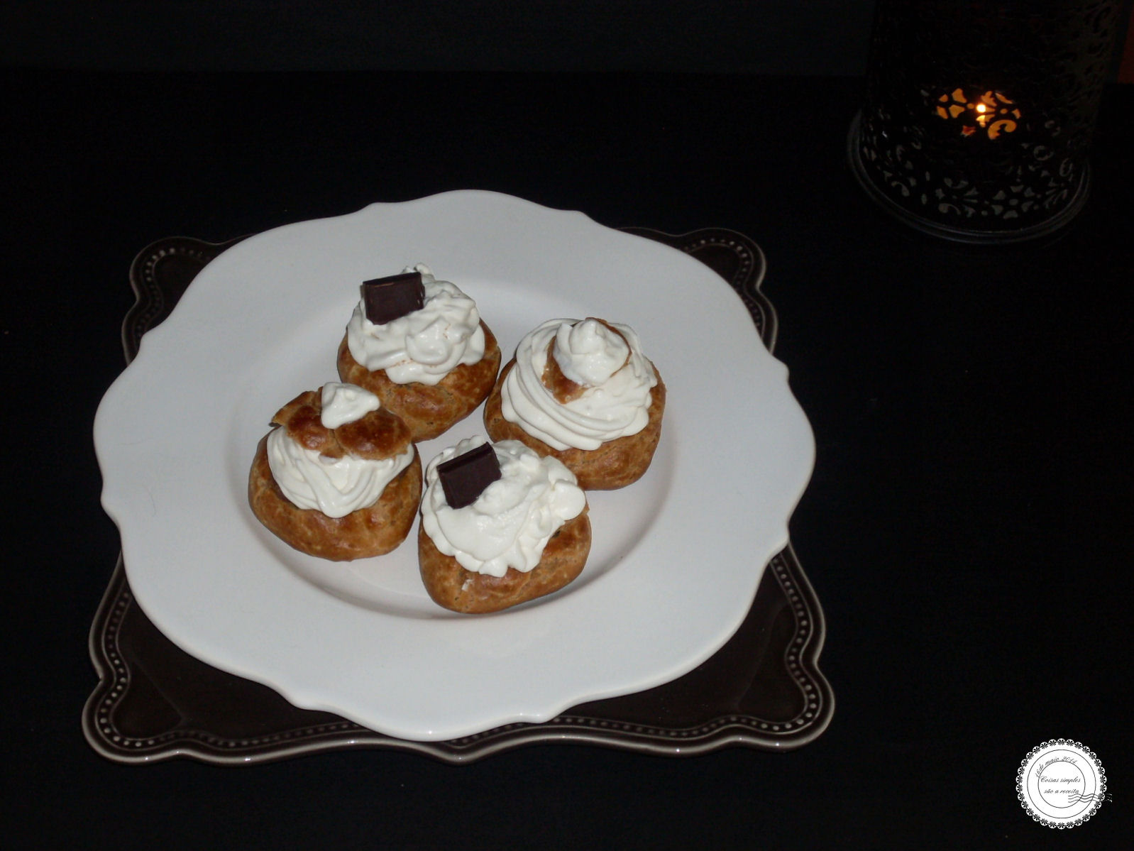 Puffs com creme de chocolate e chantilly de baunilha Coisas simples são ...