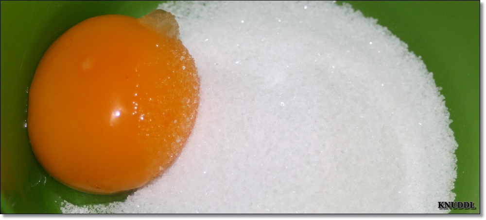 In der Zeit das Eigelb mit dem Zucker verrühren.