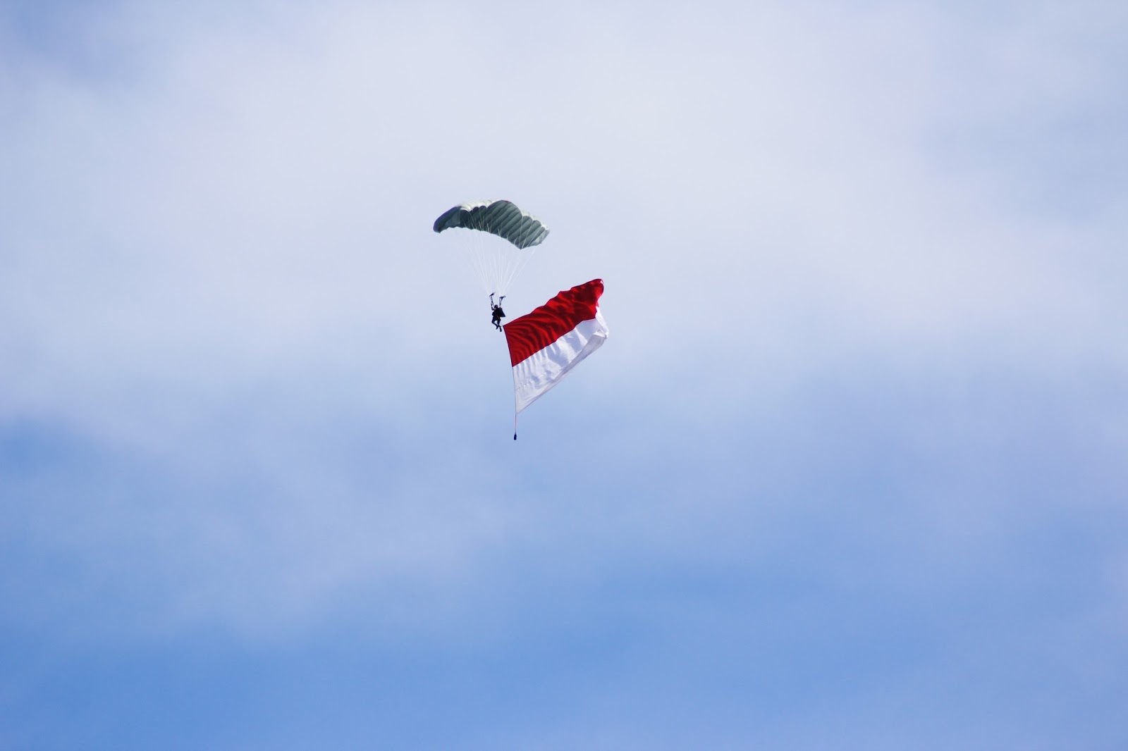 TERJUN PAYUNG BENDERA MERAH PUTIH DILANGIT ACEH