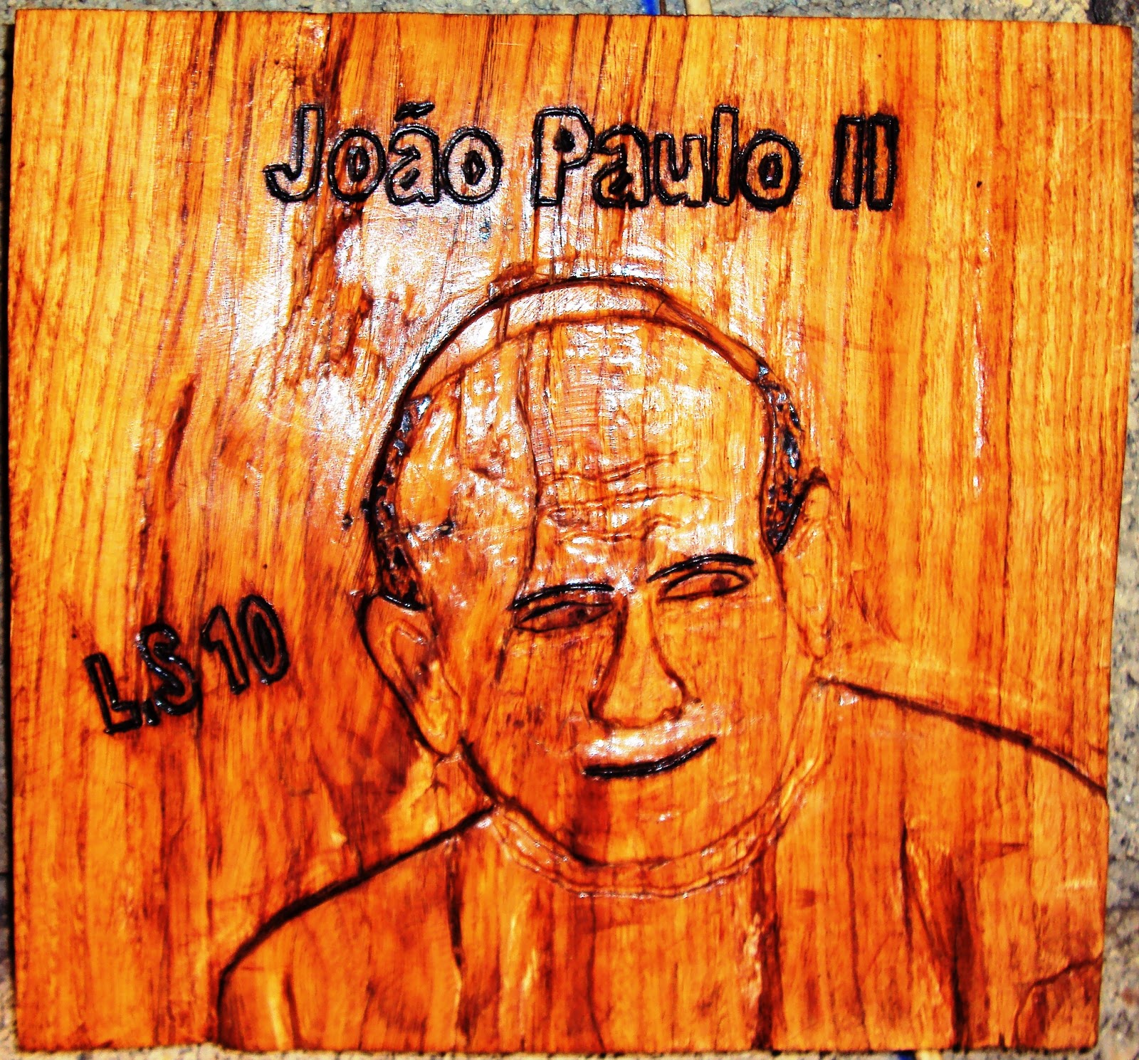 Esculturas em madeira LS: João Paulo II e S.Pedro em madeira de castanho