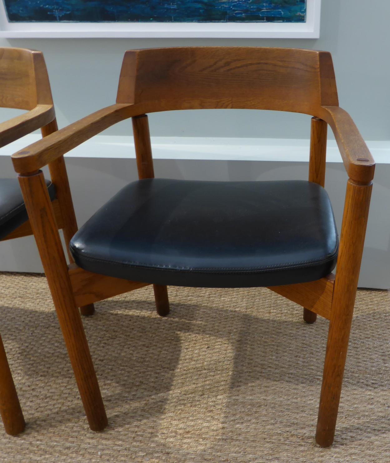 MICHAEL THOMAS : Pair of Gunlocke Chairs