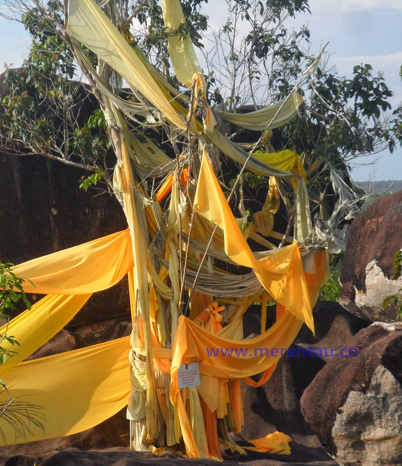 Bukit Batu, Tempat Wisata ber Nuansa Magis di Kalimantan Tengah ...