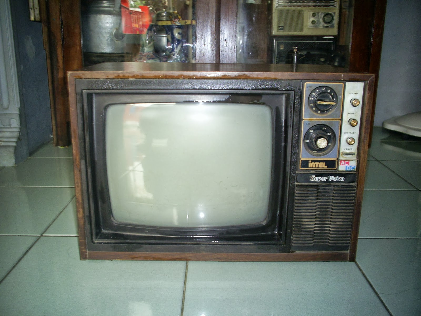 KEBON KOLOT OLD TIMER: TV hitam putih 17'' merk INTEL