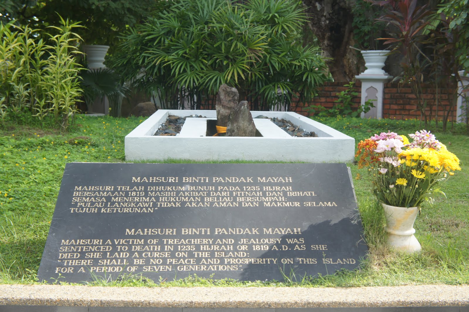 LANGKAWI PERMATA KEDAH: Mahsuri Binti Pandak Mayah