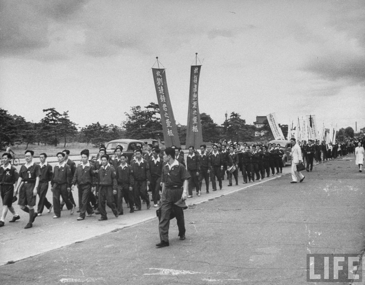 19 Amazing Black and White Photos That Capture Daily Life in Japan in ...