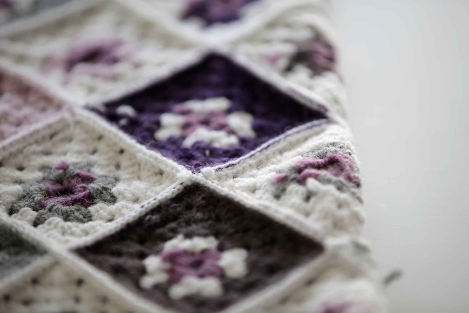 Lina Nygren: Virkad babyfilt av mormorsrutor