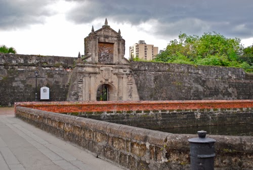 English Blogs: The Beauty and History of Fort Santiago....