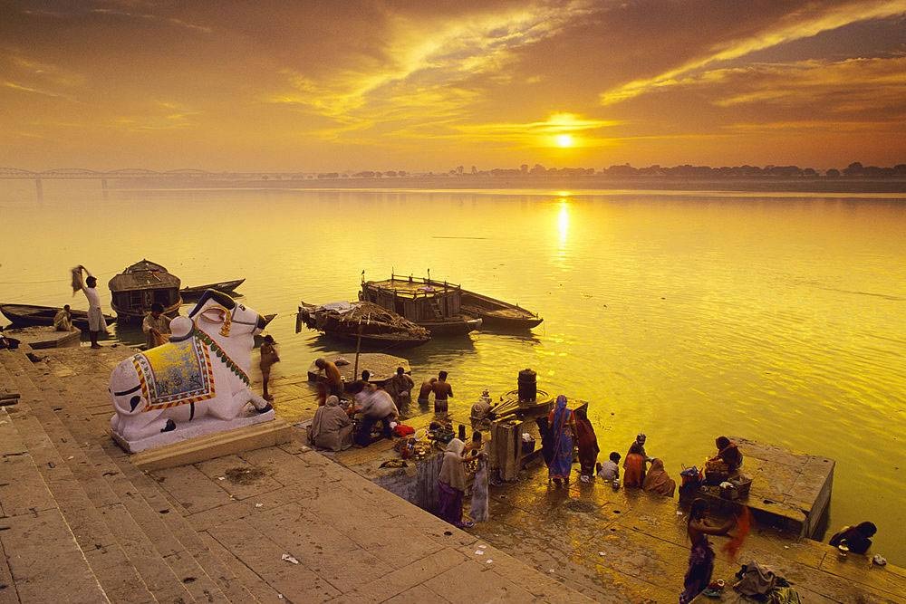 Ceremonia Aarti en río Ganges Benarés, India