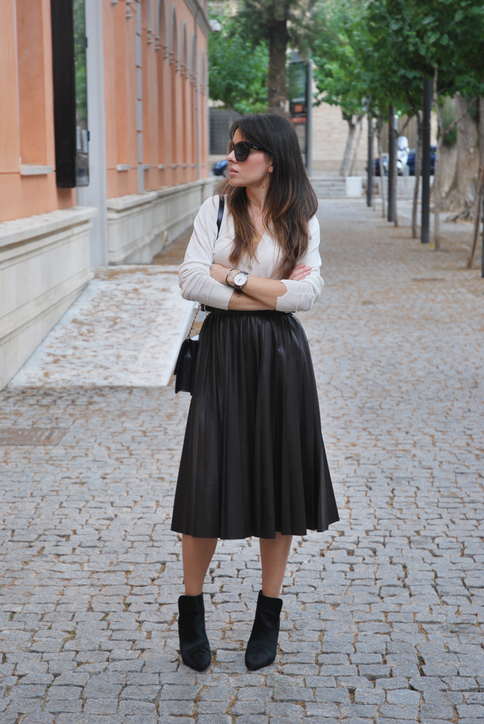 todoloquemellama blog: FALDA MIDI PLISADA Y BOTINES. OUTFIT.