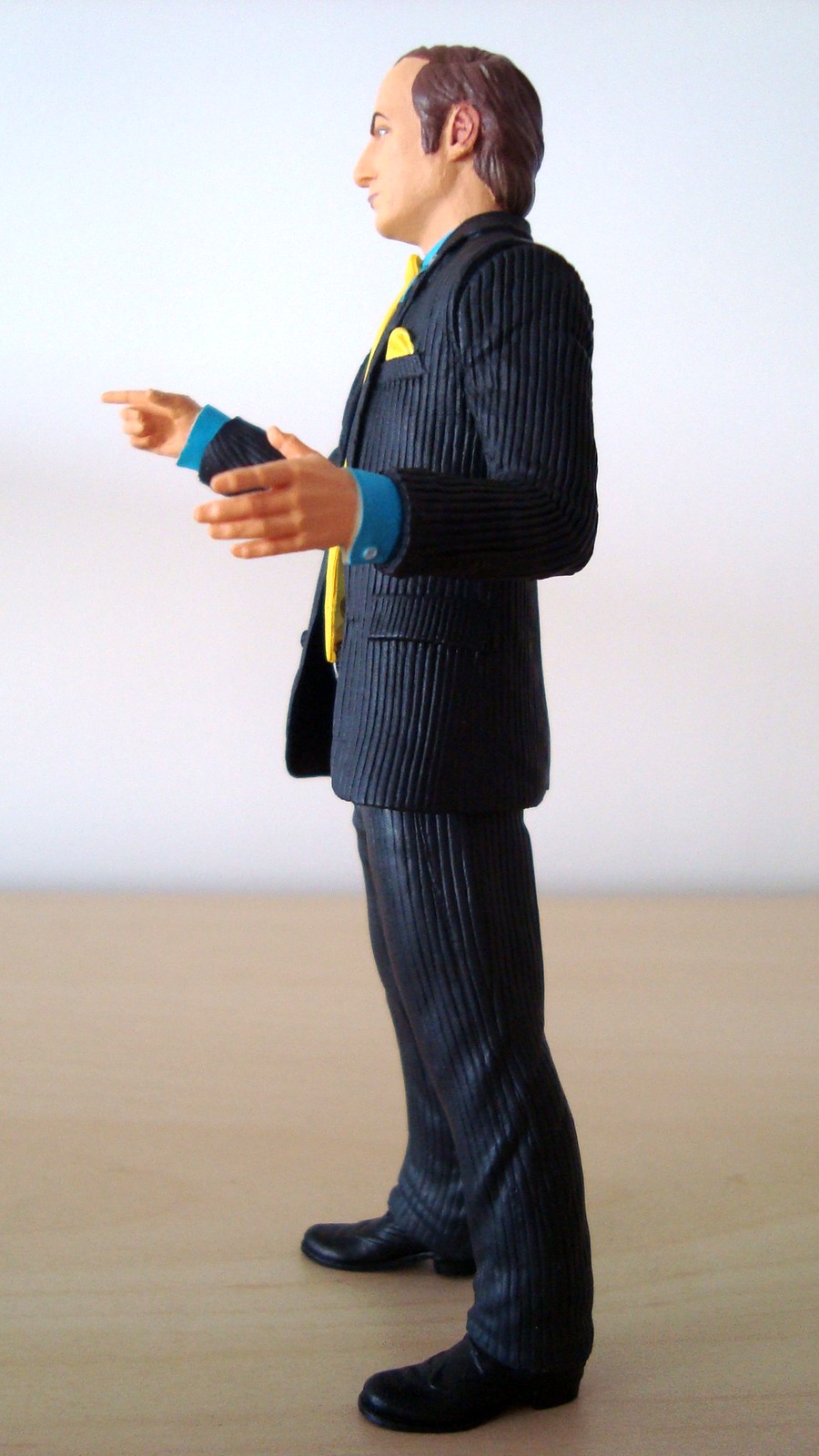 SUPER SHOGUN: BREAKING BAD SAUL GOODMAN ACTION FIGURINE - MEZCO