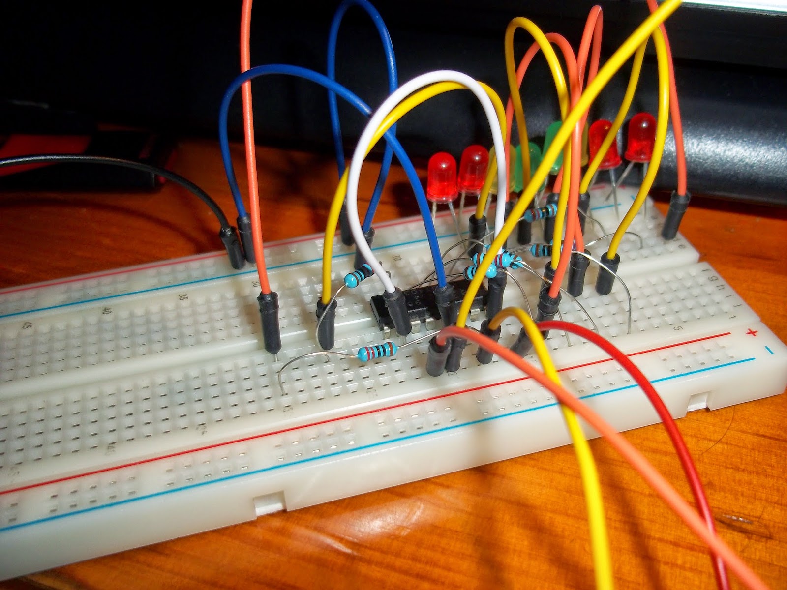 Bicheando con Arduino: Ejemplo 04 - KITT entra en escena
