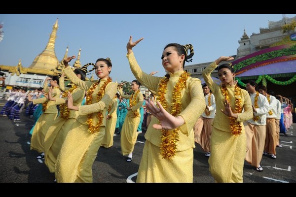 Golden Land Burma: Burmese New Year festival: ThinGyan