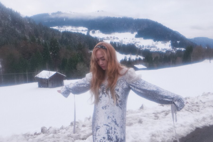 See the behind the scene pictures from Jessica's 'Wonderland' MV ...