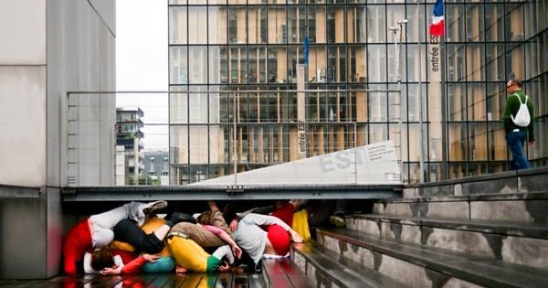 99 WOW: Bodies Crammed Awkwardly in Tight Spacesأجساد محشورة بطريقة ...