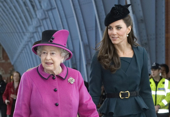 HAKİKİ MUHABBET: Kate Alert : Kraliçe Elizabeth ile Jübile Turu Açılışı