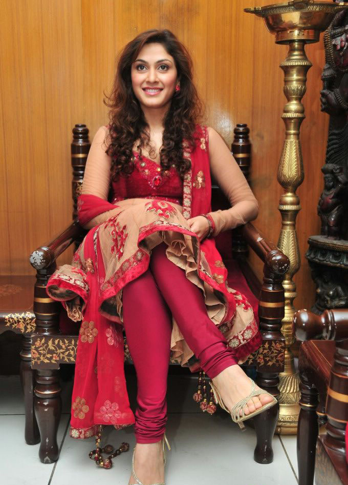Actress Manjari Fadnis In Red Sal war Kameez photos