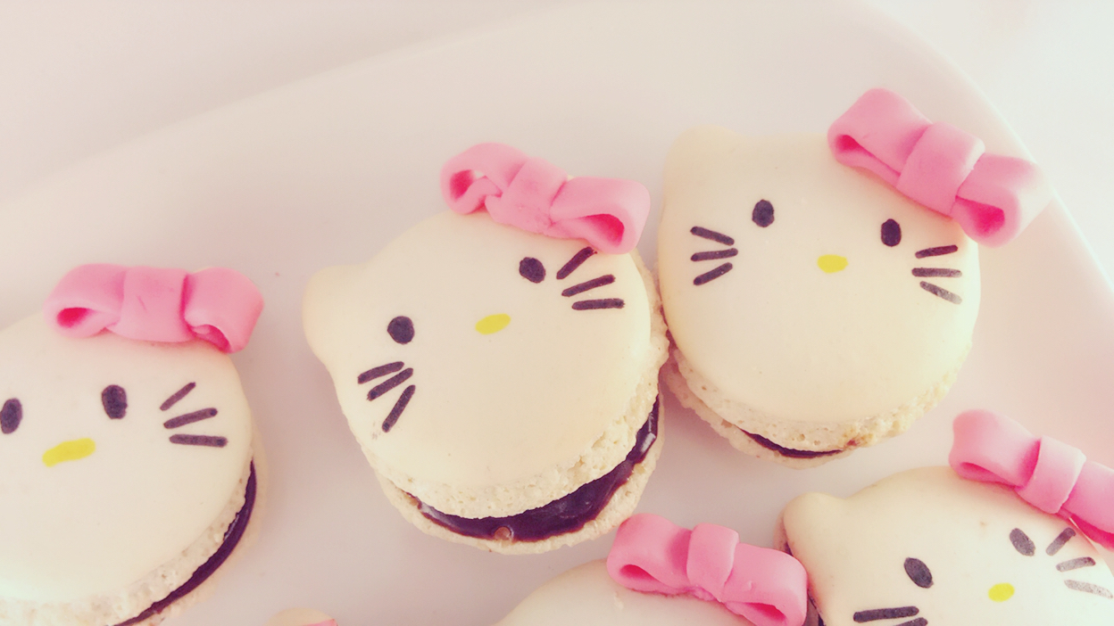Hello Kitty Macarons