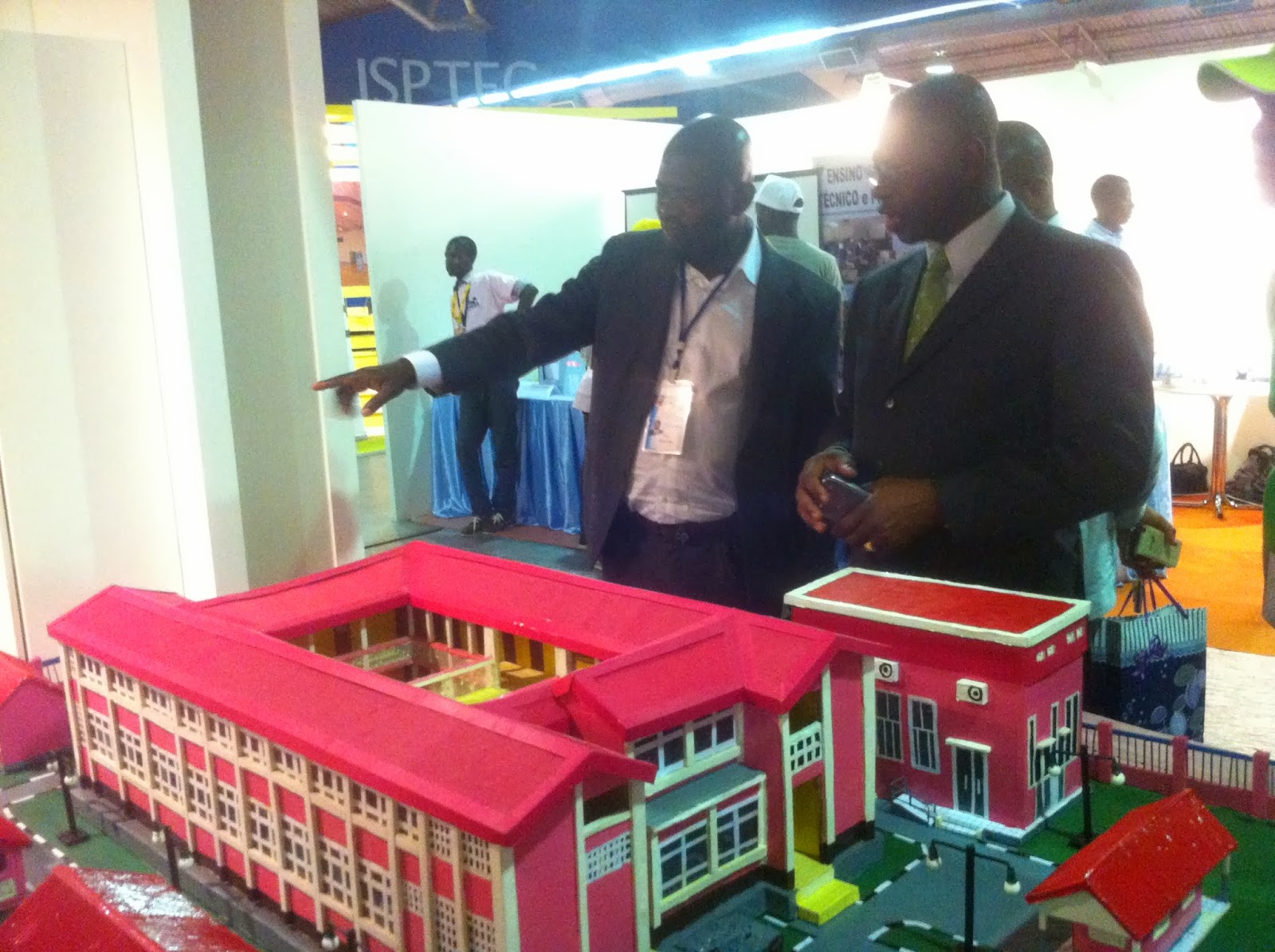 INSTITUTO MÉDIO POLITÉCNICO 28 DE AGOSTO DO DUNDO: 2013