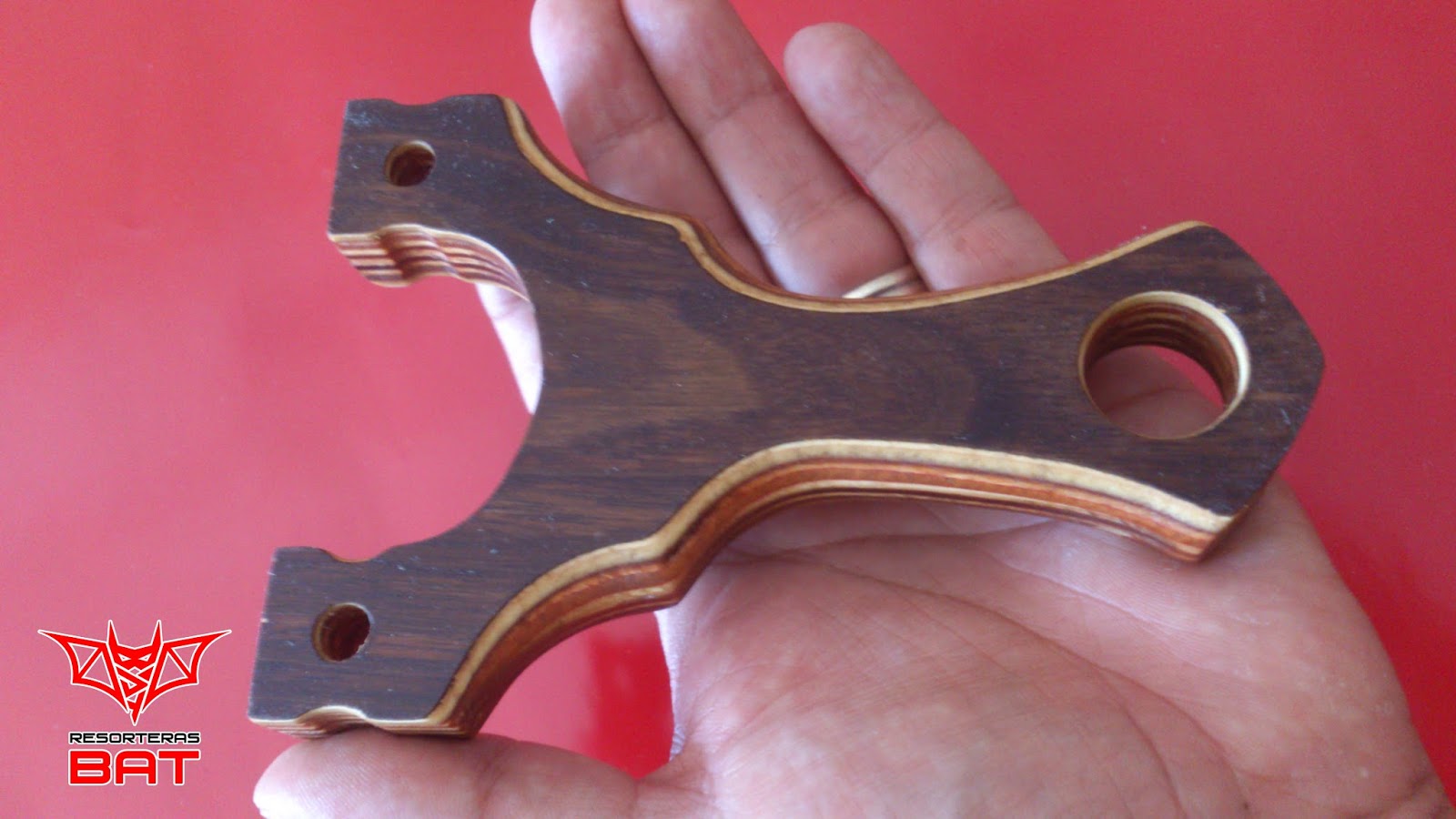 Resorteras BAT: Un regalo muy especial, triplay de nogal!!