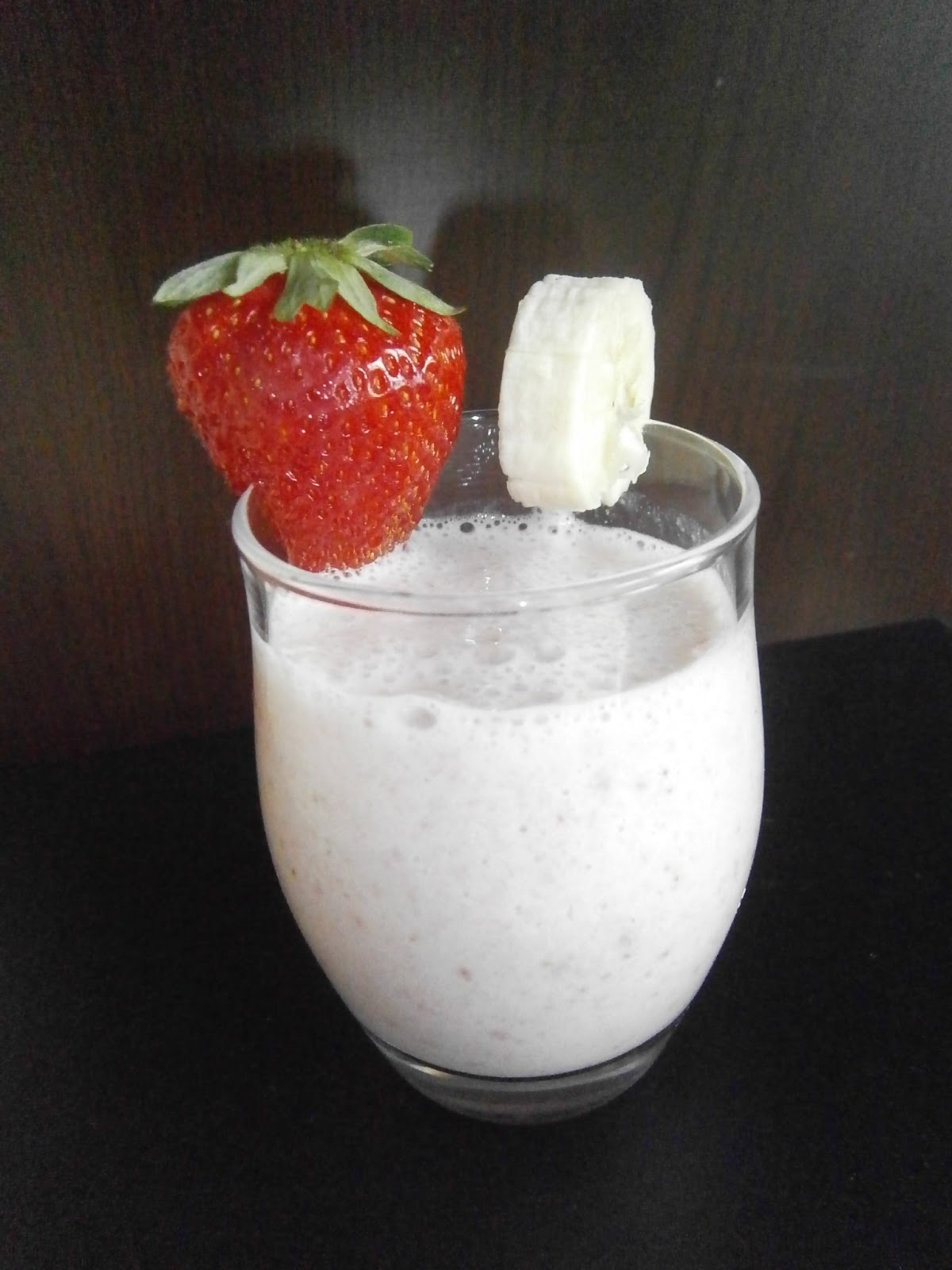 Délices d'une novice: Smoothie de fraises, banane et lait d'amandes