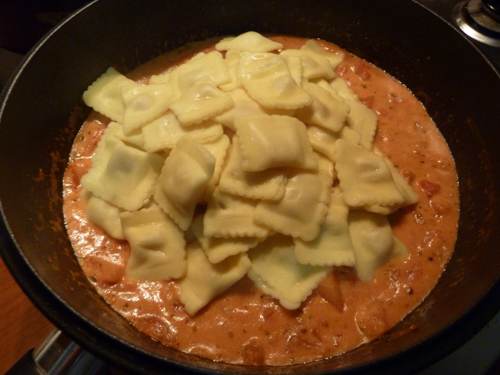 Bunatati din bucataria mea: Ravioli cu sos de tomate si oregano