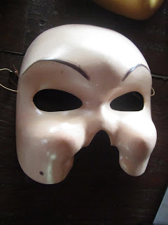 Crouching Tiger, Hidden Monkey: The noseless mask...