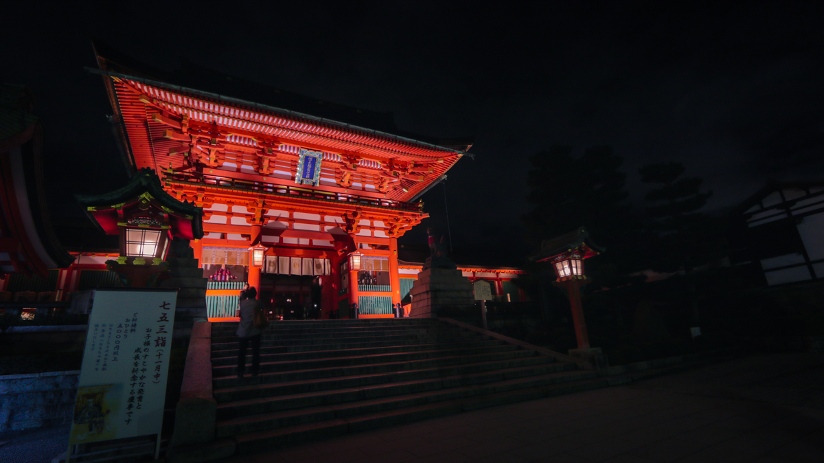 TravelWithShark: A night at Fushimi Inari Taisha ~ Kyoto