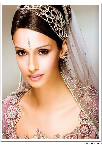 Wedding Planner: A tribute to side Maang Tika, Jhumar and Passa